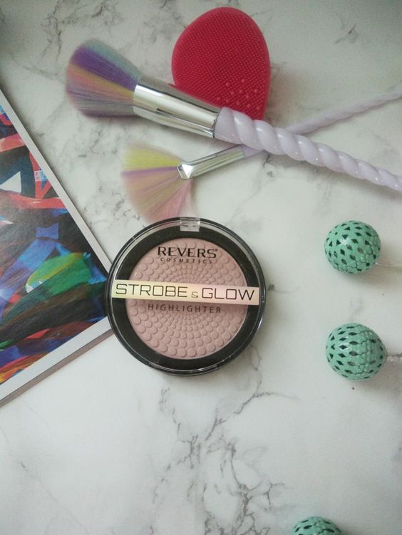 Puder roz?wietlaj?cy Strobe & Glow Highlighter, Revers Cosmetics